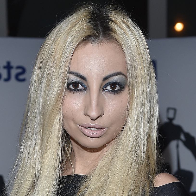 Wygląda na to, ze modelka ma coś ciekawego do powiedzenia. Jola ...